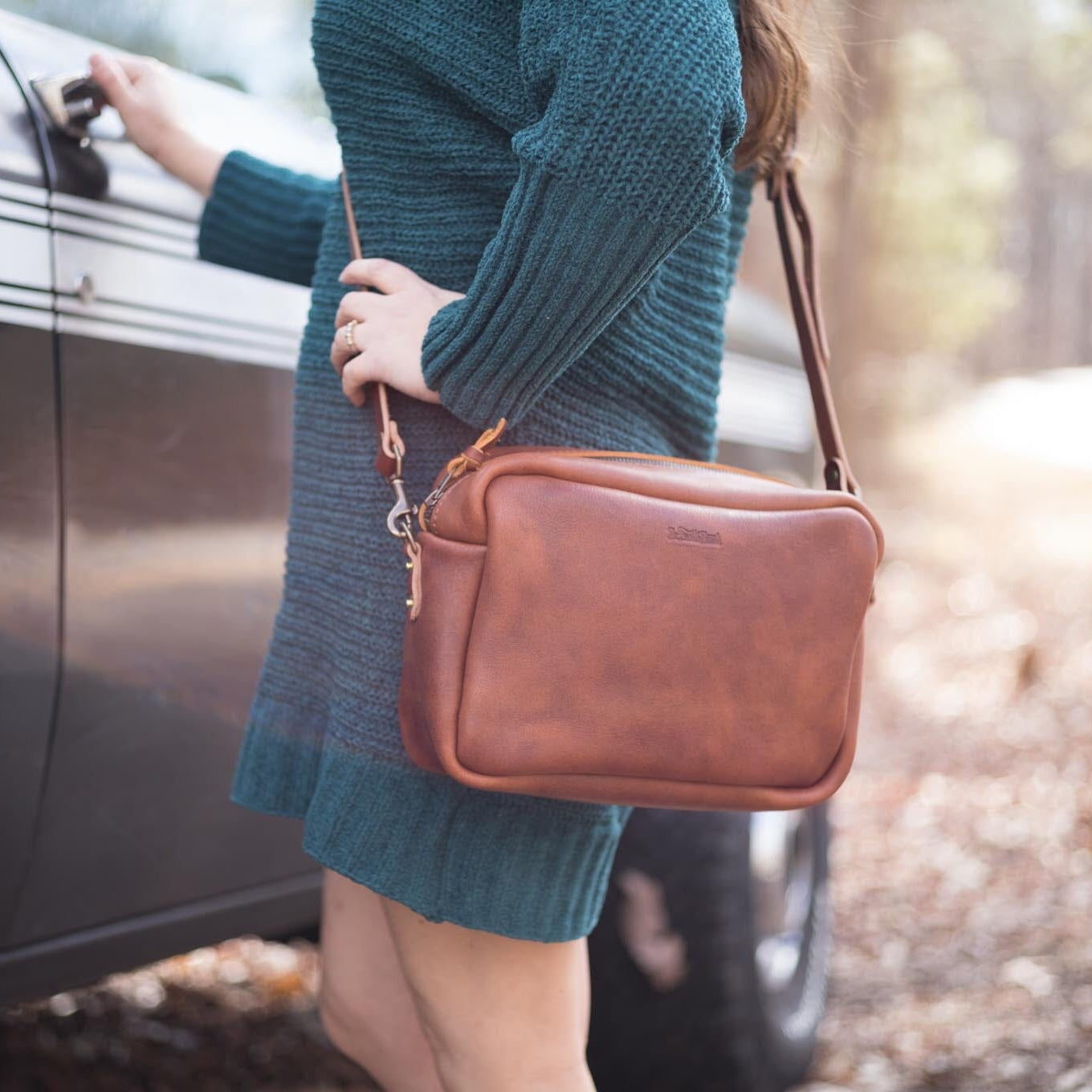 SARAH LEATHER CROSSBODY - MEDIUM - SADDLE – Go Forth Goods